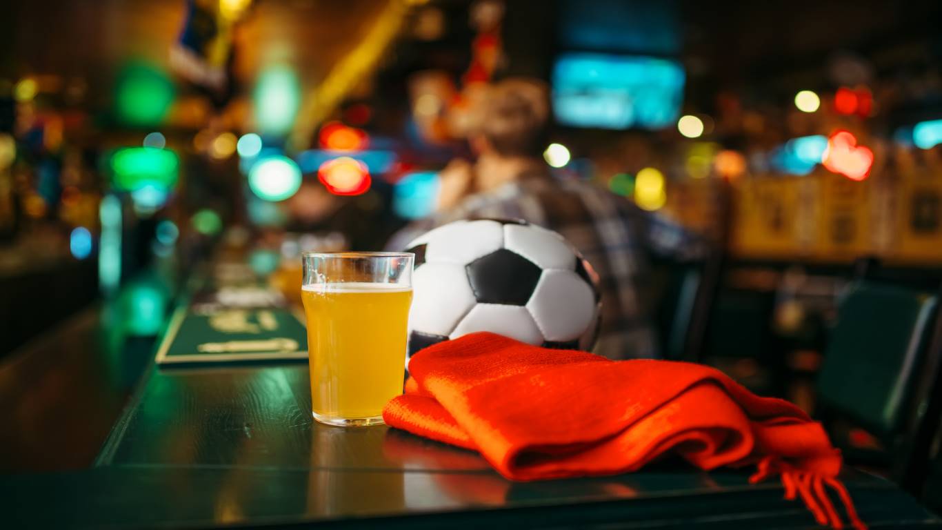 Sports Bar Design: Creating an Engaging and Inviting Space - Woodyart